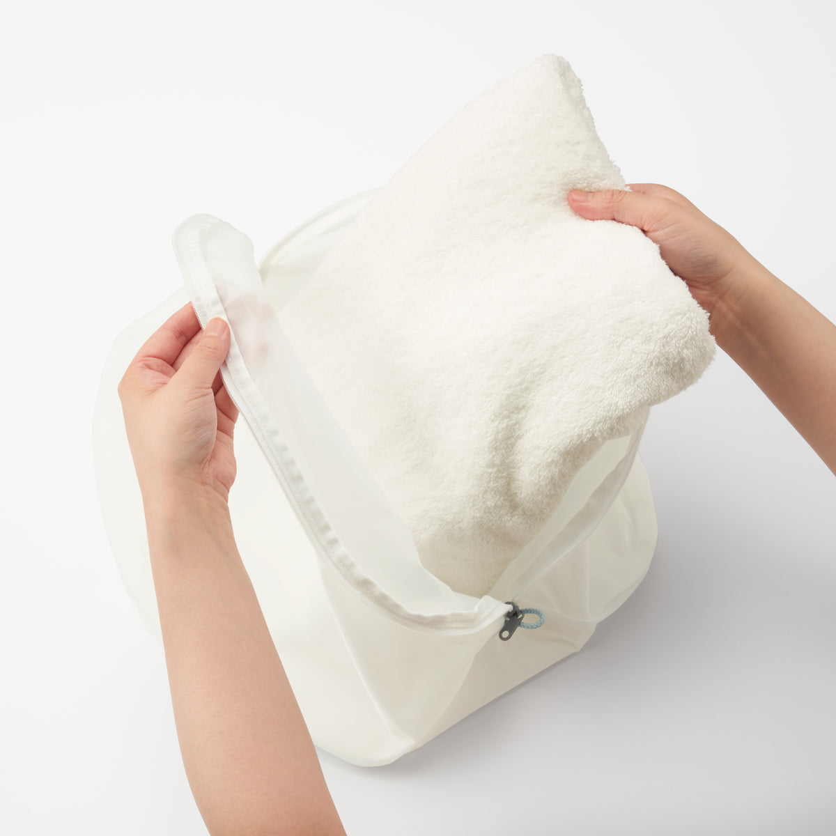 Polyester Cushion Mesh Laundry Net | Housekeeping Goods | MUJI USA
