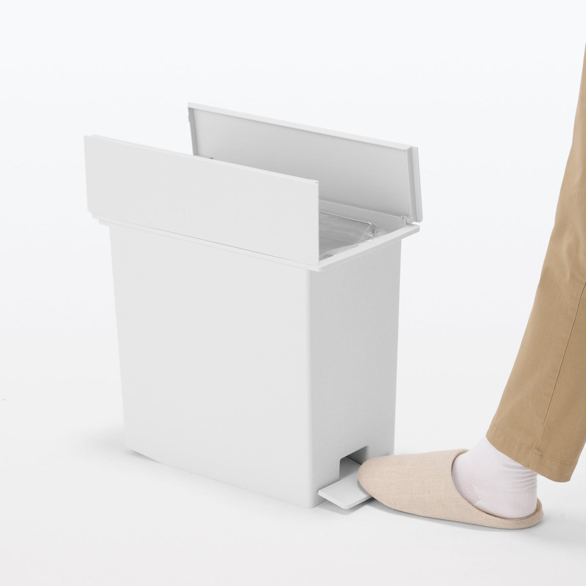 Polypropylene Pedal Dust Bin w/ Double-Hinged Lid Small | MUJI USA