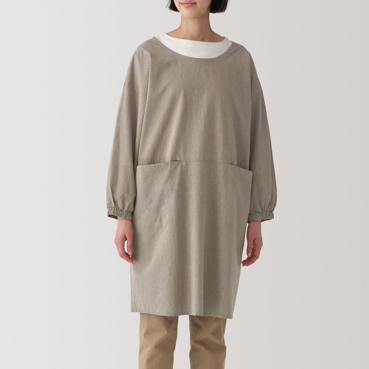 Easy Fit Long Sleeved Dark Beige Apron | Kitchen Aprons | MUJI USA